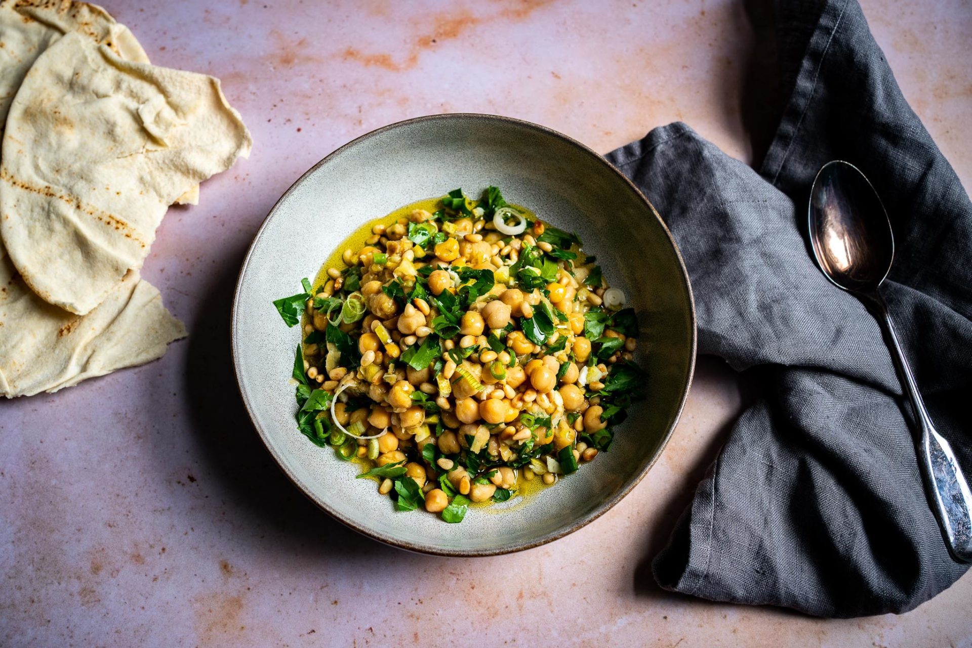 Balilah: Warmer Kichererbsensalat mit gerösteten Pinienkernen